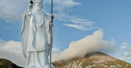 42964 | Silný vietor zastavil túru LGBT "Pride" na hore svätého Patrika ...